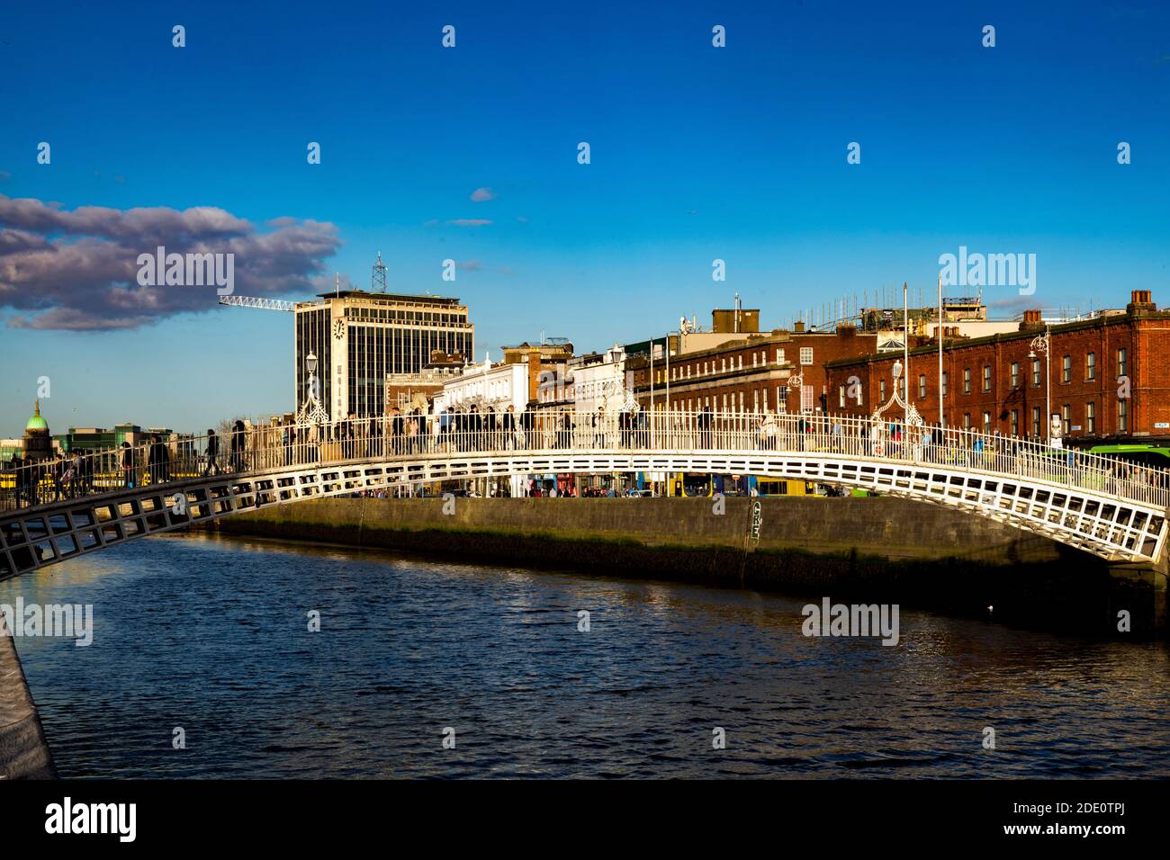 Ha'Penny bridge in Temple Bar, Dublin, Ireland Stock Photo - Alamy