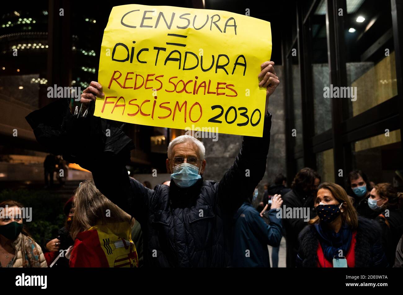 Madrid, Spain. 27th Nov, 2020. A man wearing a face mask to protect ...