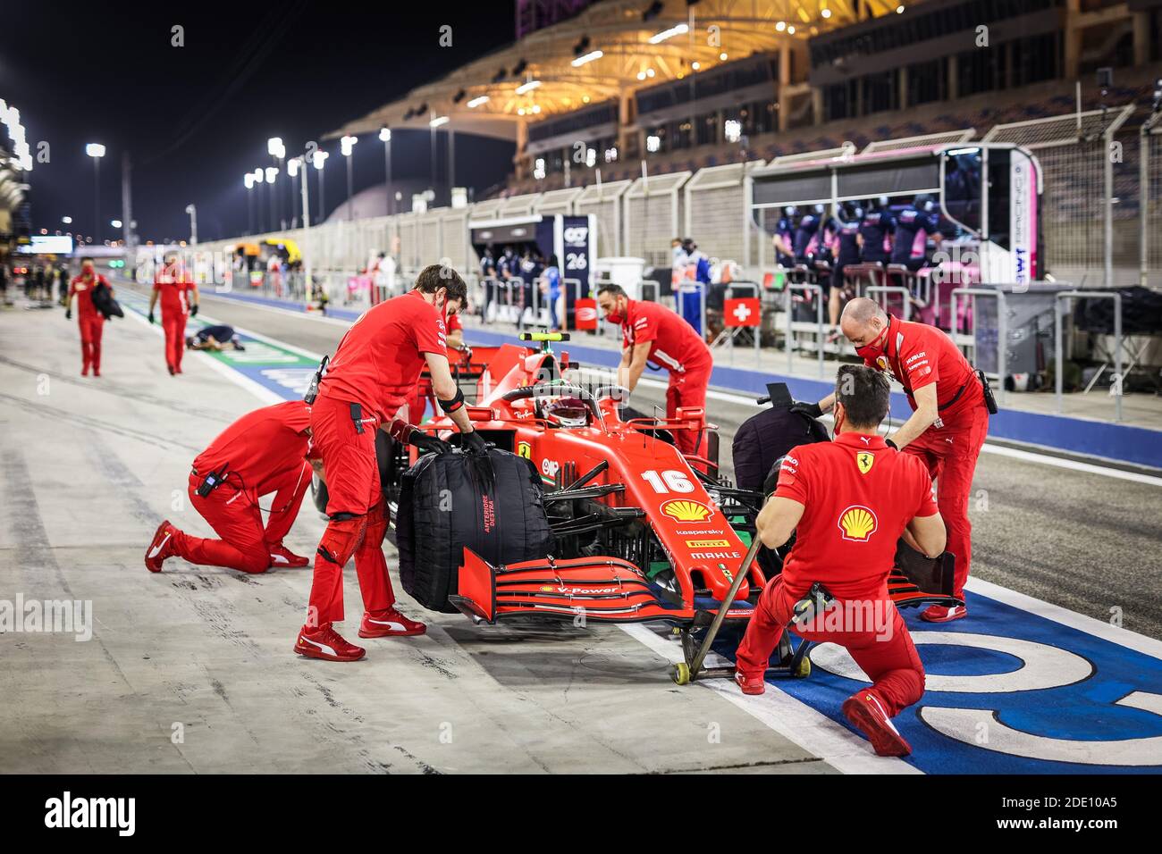 F1 red flag hi-res stock photography and images - Alamy