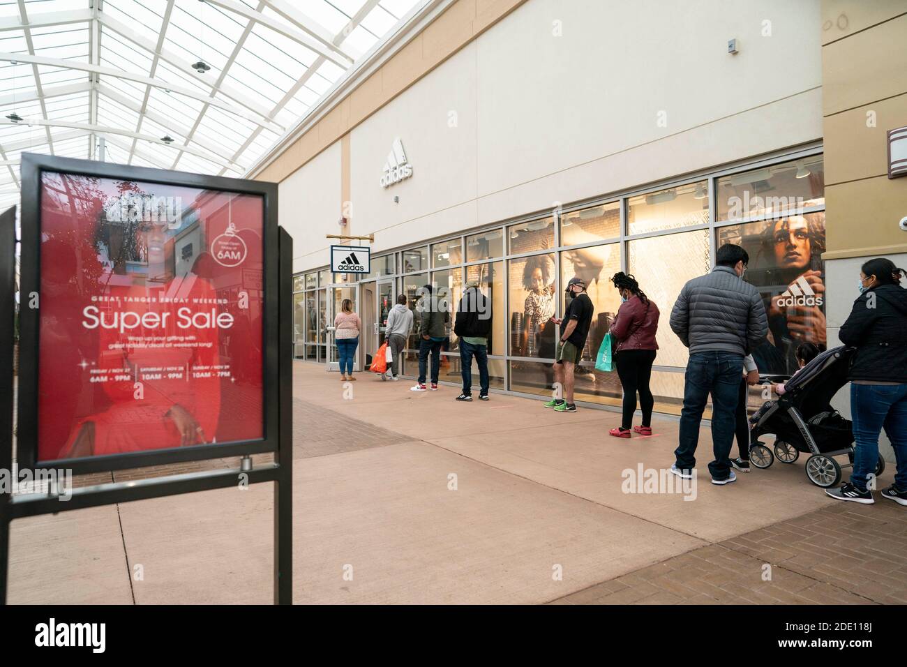 Usa consumers mall hi-res stock photography and images - Alamy