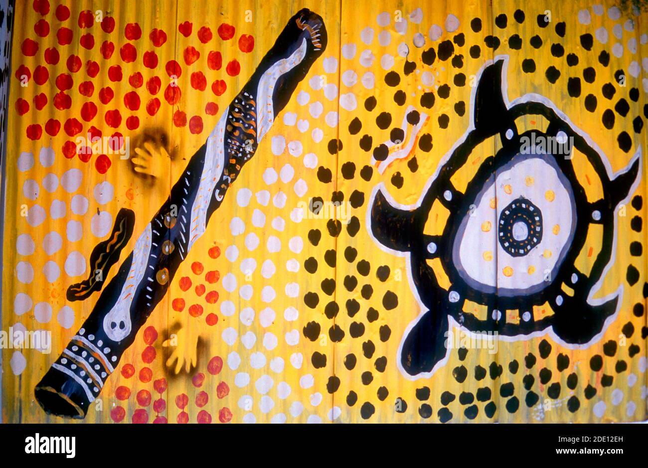 Aboriginal mural decorates a corrugated iron fence at Coober Pedy ...