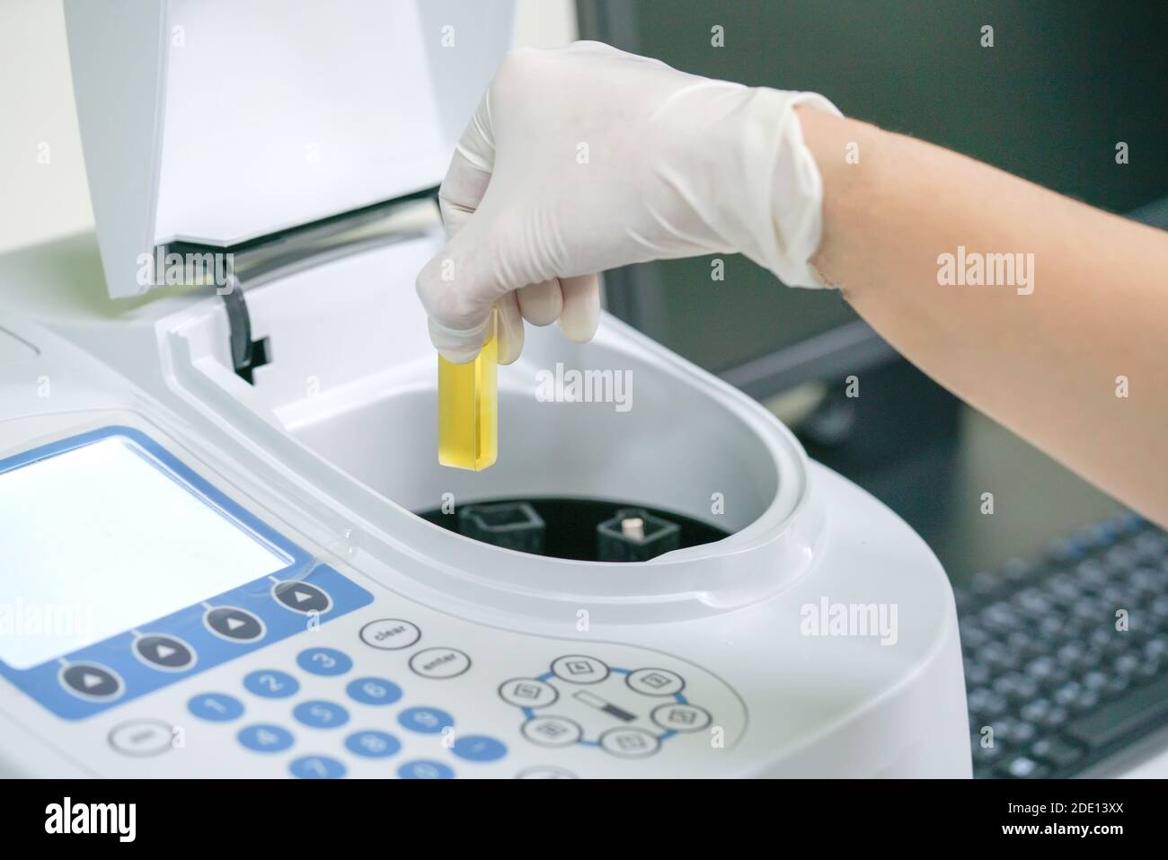 Spectrophotometer chemistry hi-res stock photography and images - Alamy