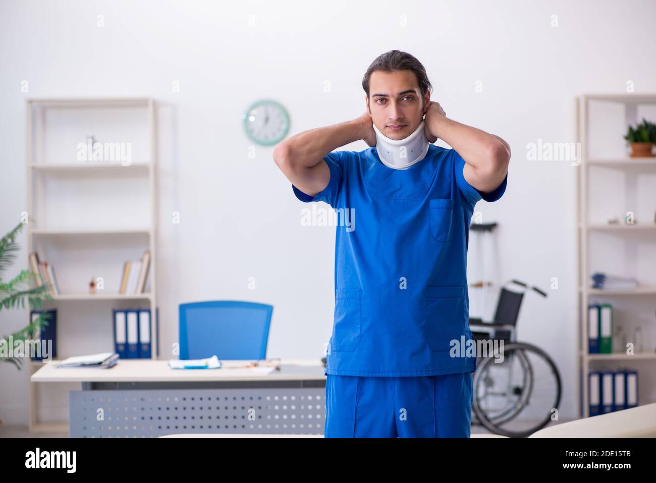 Young doctor demonstrating the neck brace Stock Photo - Alamy