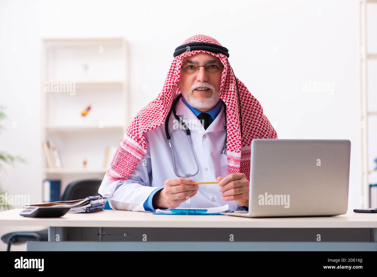 Saudi arab doctor laptop hi-res stock photography and images - Alamy