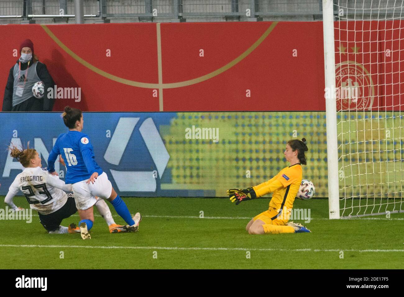 Laura freigang international football hi-res stock photography and ...