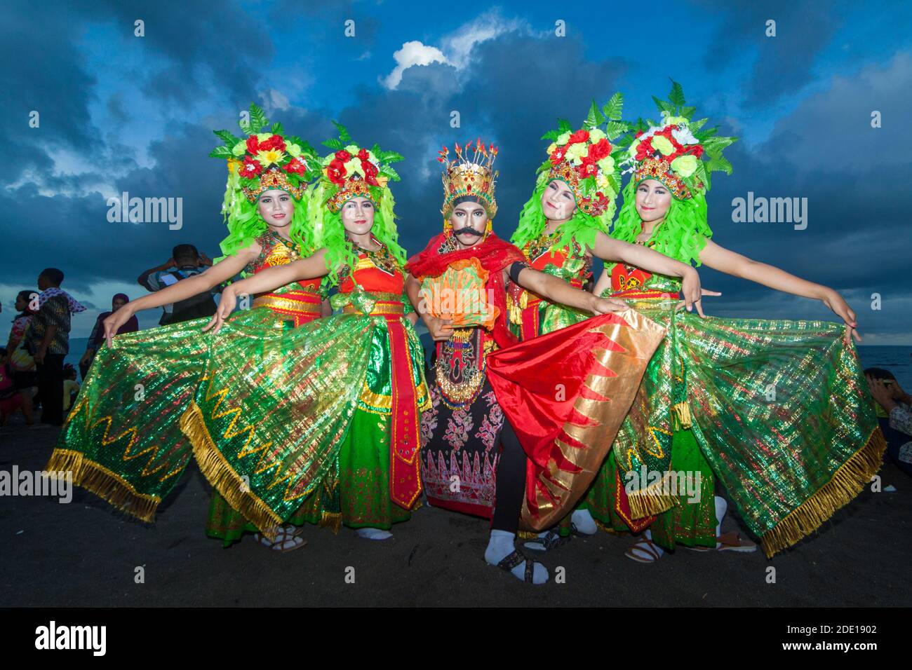 Gandrung dancer hi-res stock photography and images - Alamy