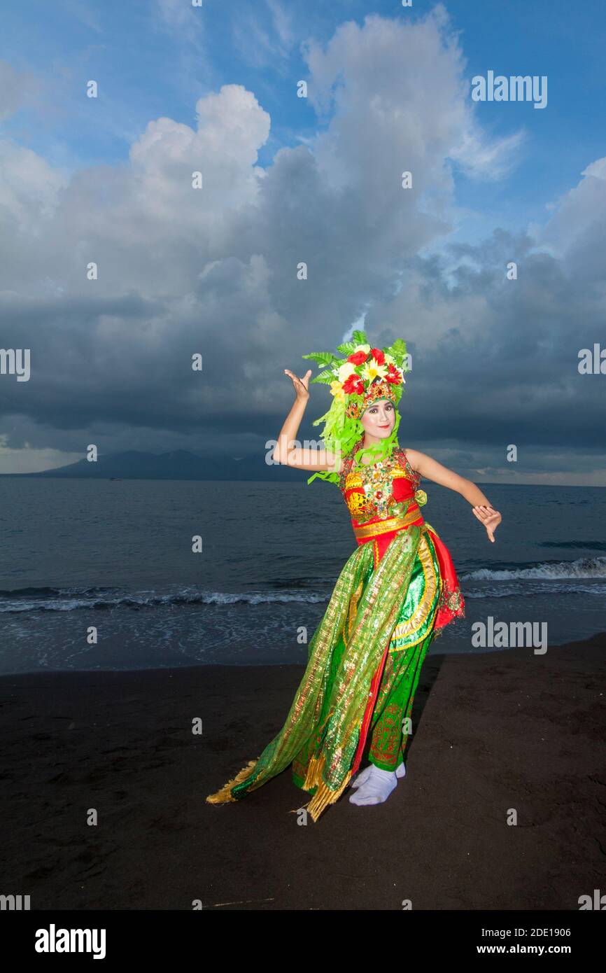 Gandrung dancer hi-res stock photography and images - Alamy