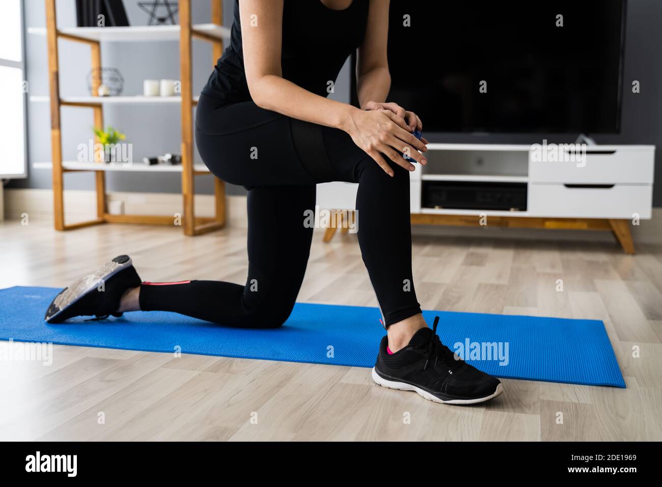 Ice Pack For Knee Leg Injury And Joint Pain Treatment Stock Photo - Alamy