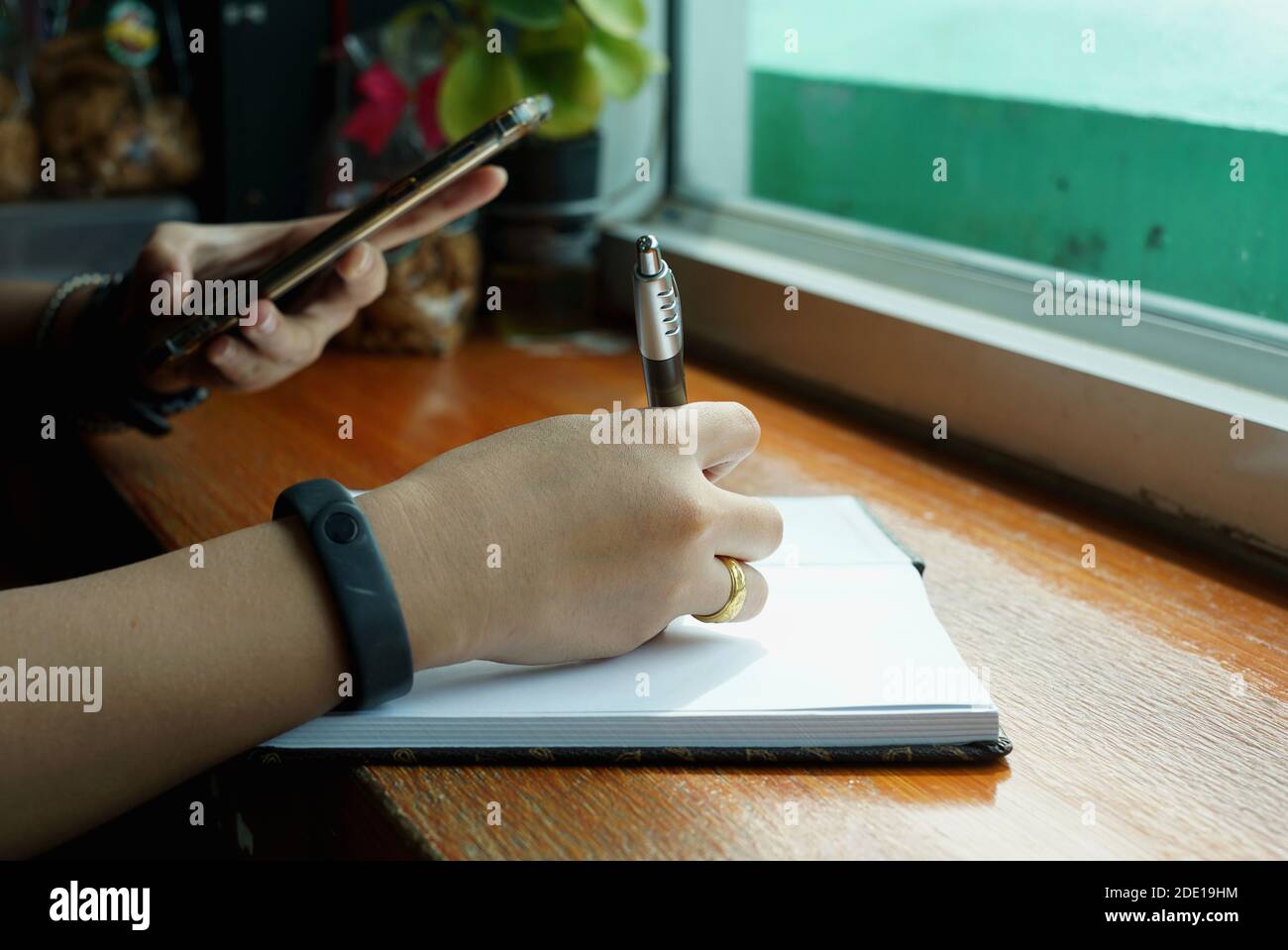 Note order hi-res stock photography and images - Alamy