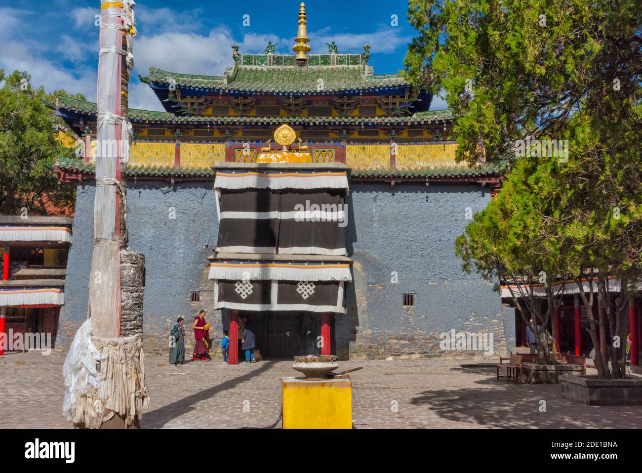 Tibetan monastery people tibet hi-res stock photography and images - Alamy