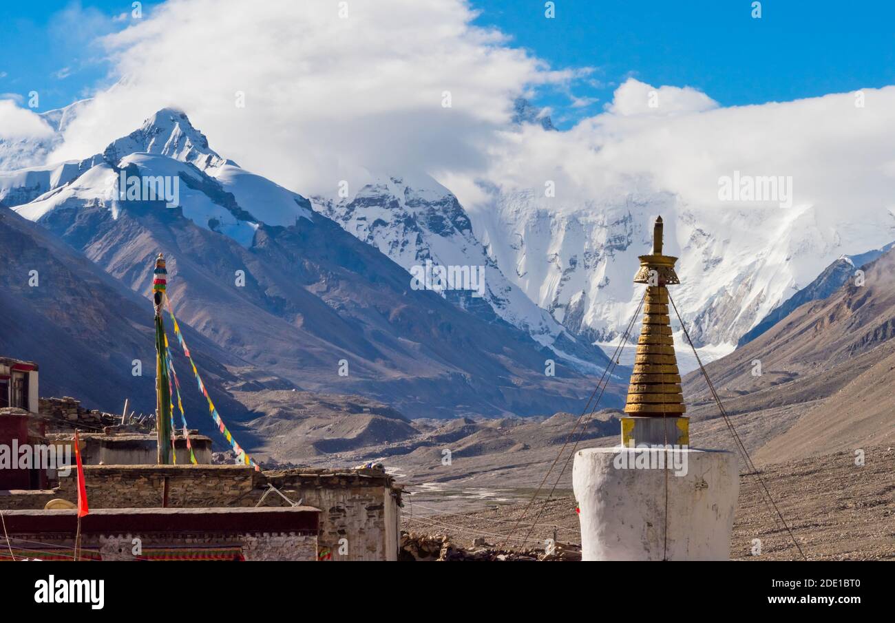 Chorten of Rongbuk Monastery with Lhotse peak (8516m), Mt. Everest ...