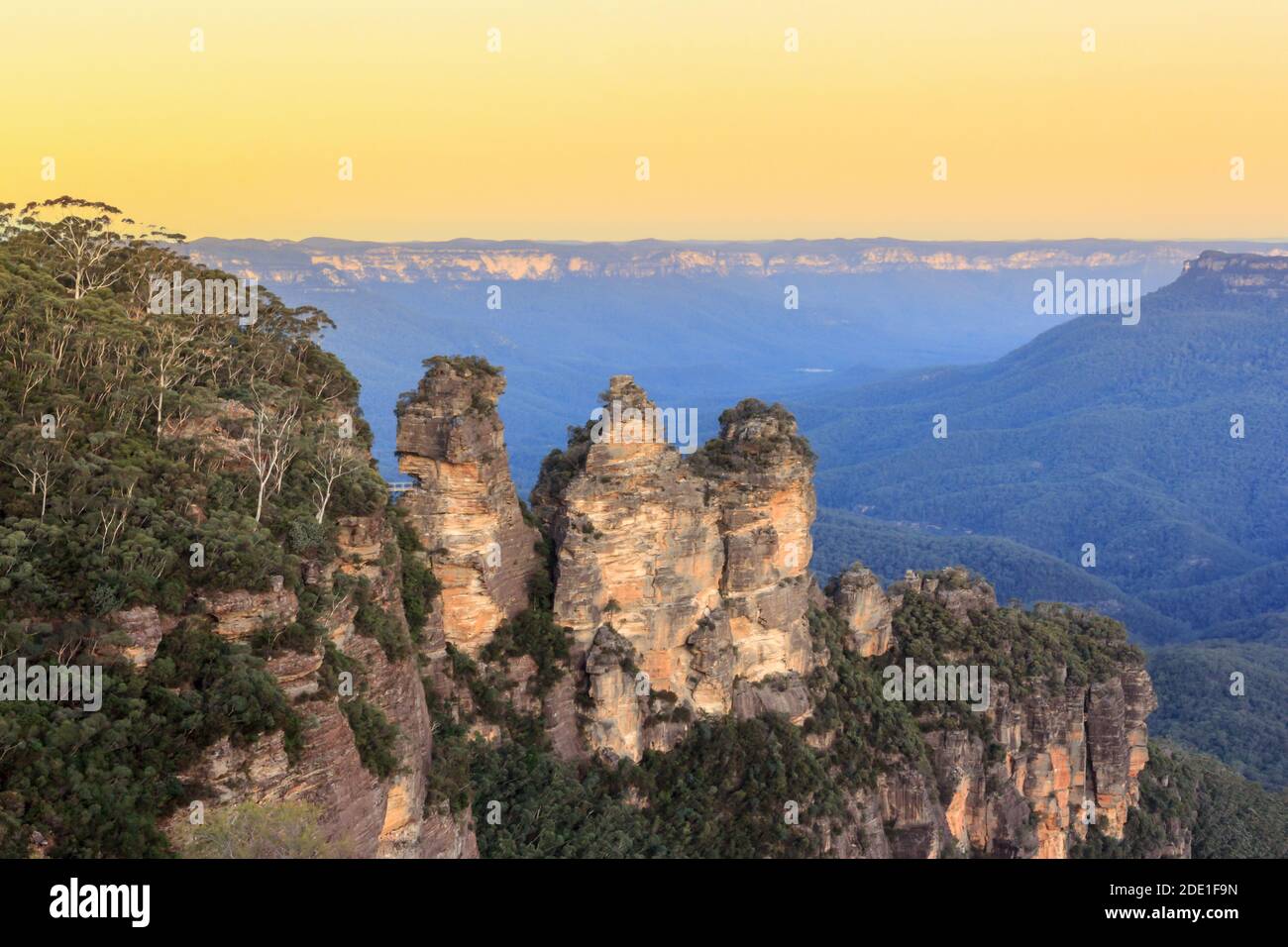 The Three Sisters at sunset, Blue Mountains, New South Wales, Australia ...