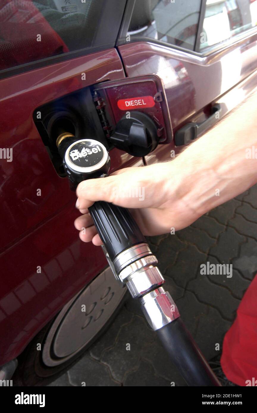 Filling up the tank of a car with diesel fuel Stock Photo - Alamy