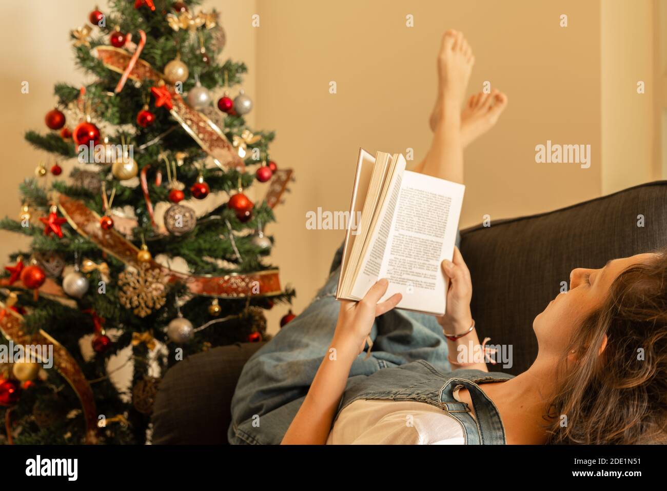 Sit next to the tree hi-res stock photography and images - Alamy