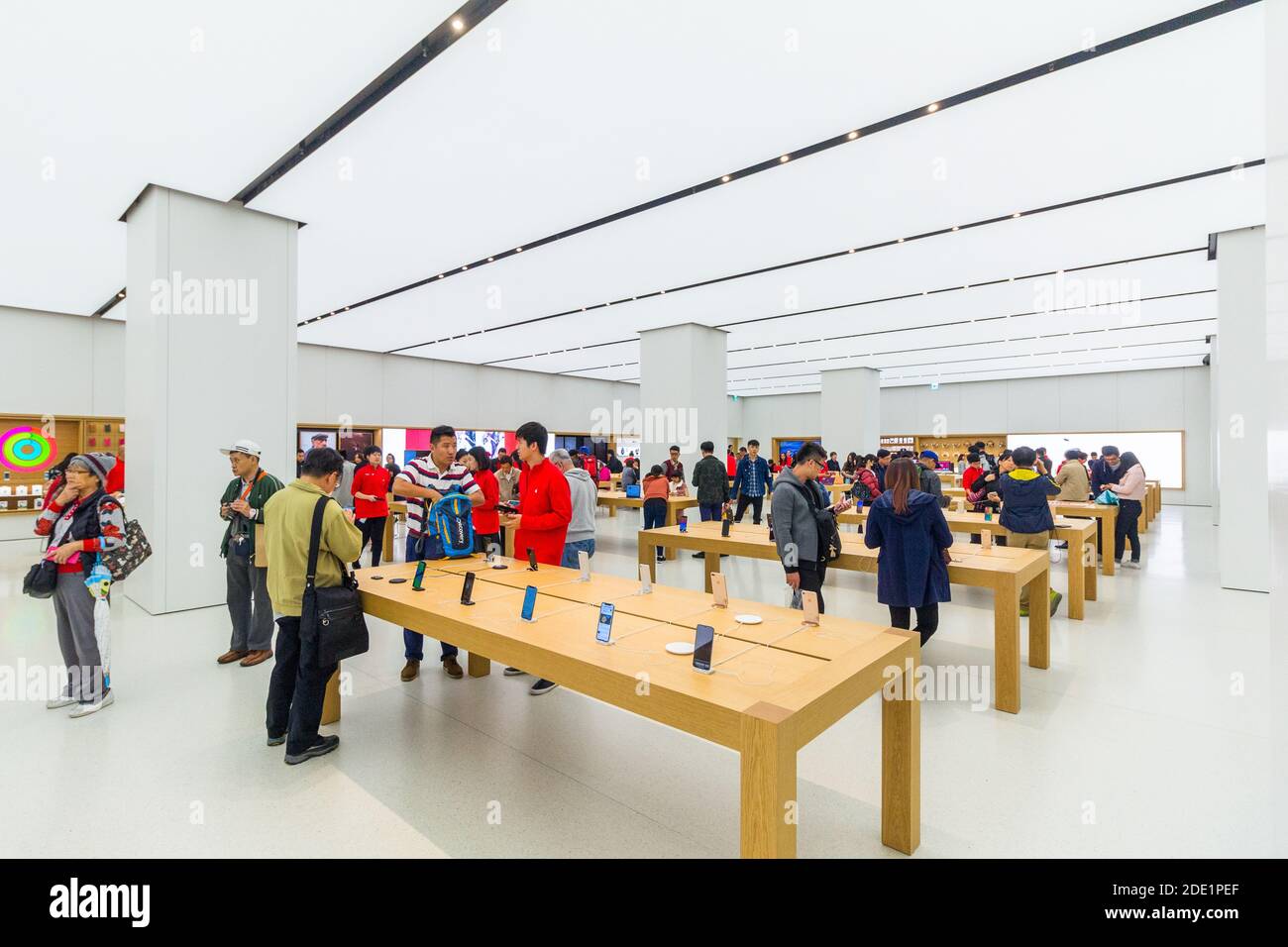 The Apple store in Taipei 101, Taiwan Stock Photo - Alamy