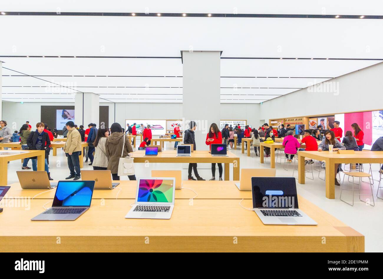 The Apple store in Taipei 101, Taiwan Stock Photo - Alamy
