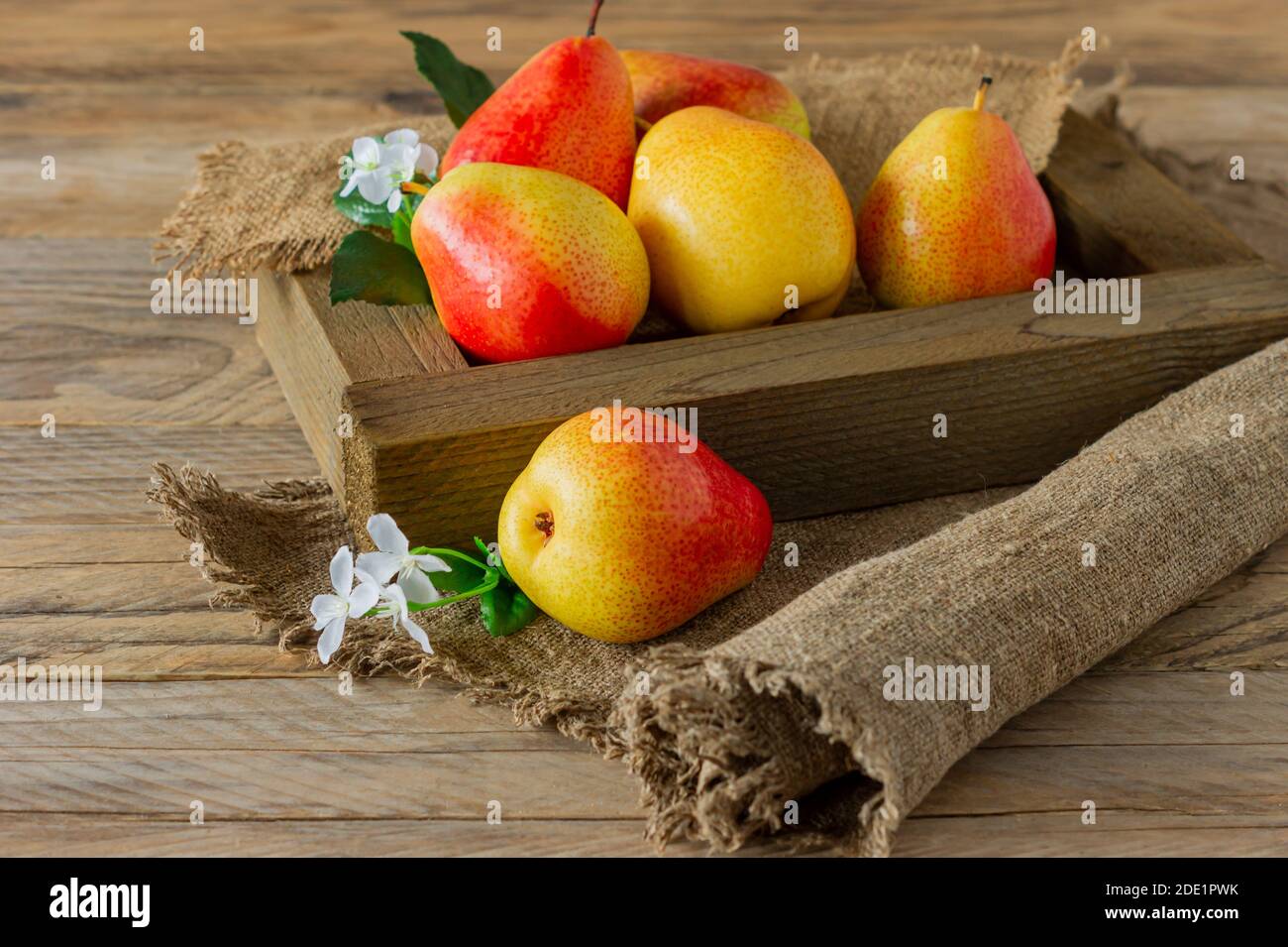 Box of pears hi-res stock photography and images - Alamy