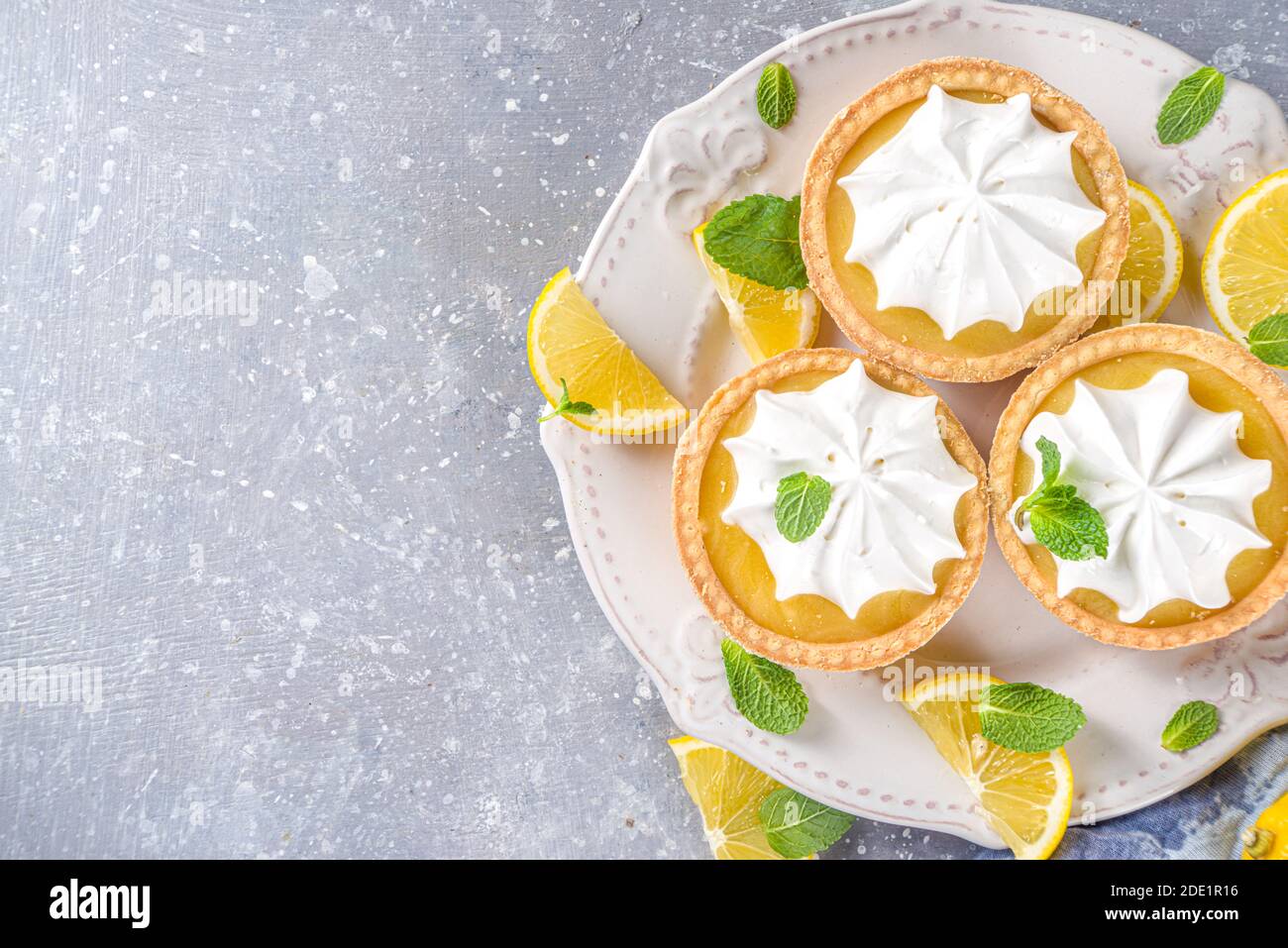 Lemon tartlets, Homemade shortbread mini tart cakes with lemon curd and ...