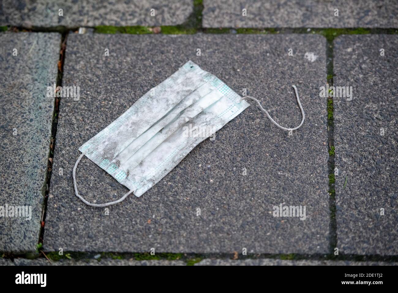 A disposable mask is on the ground on November 27th, 2020 in Muenster ...