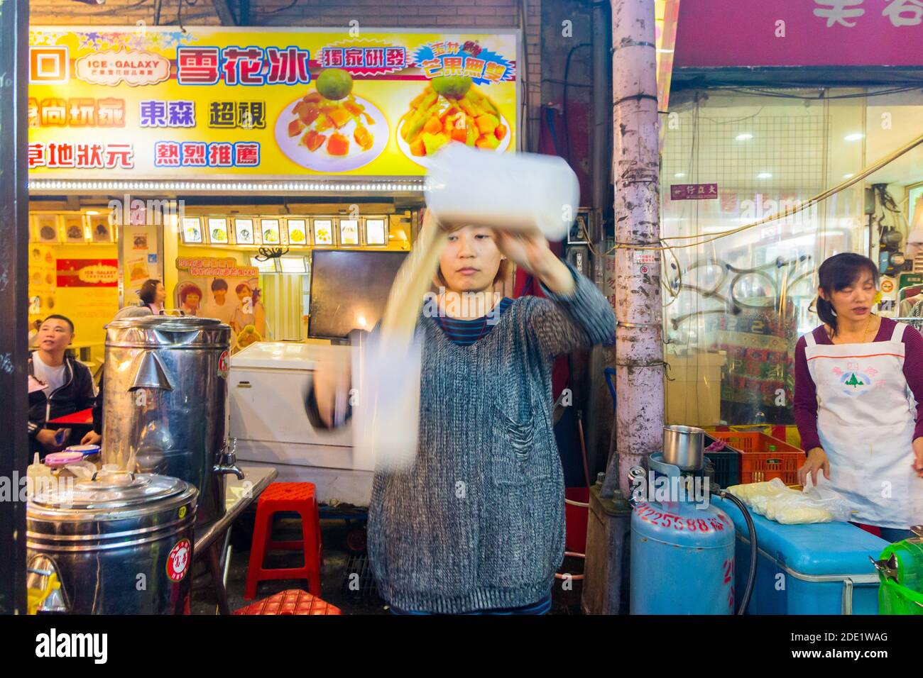 Lady making pulled tea at a night market in Taipei, Taiwan Stock Photo ...