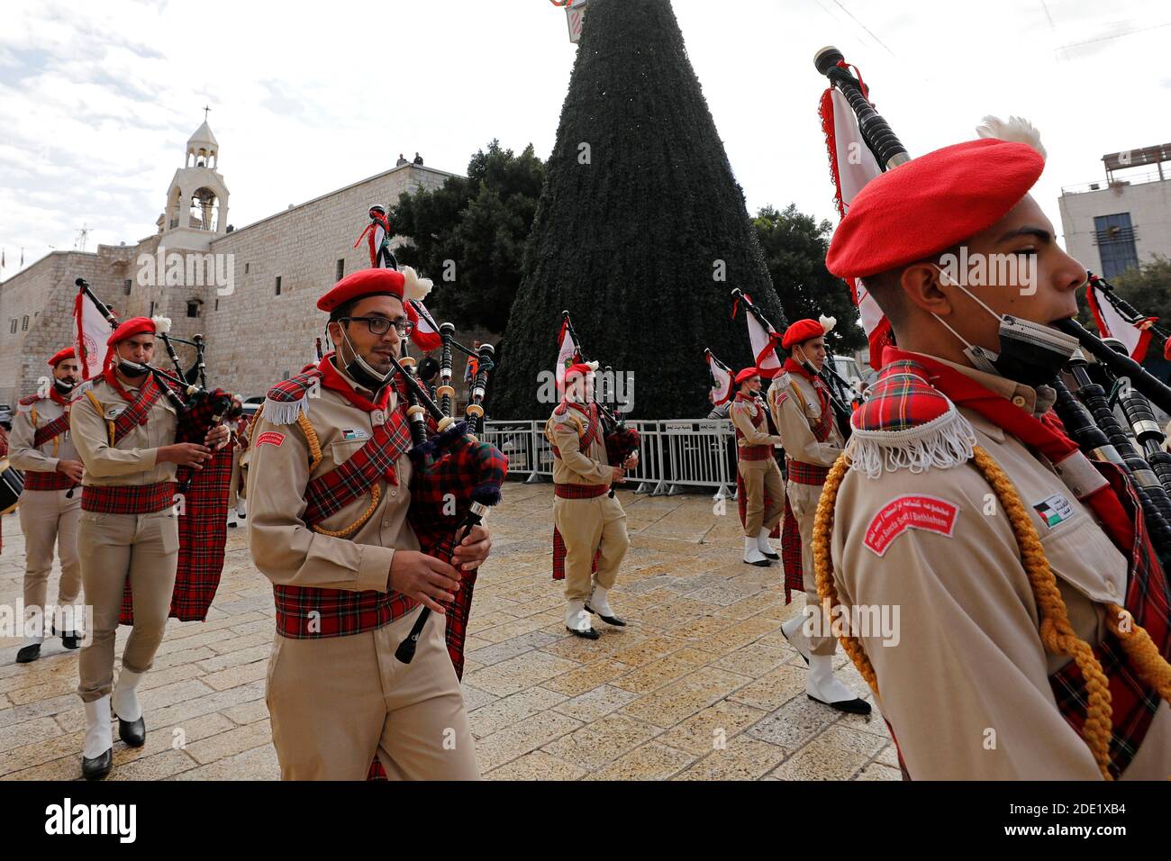 Marching band in a christmas parade hi-res stock photography and images ...