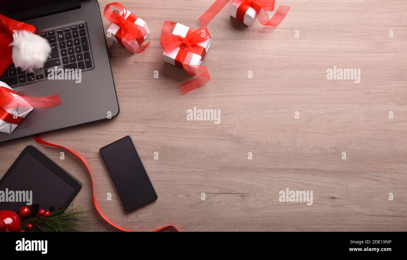 Internet christmas shopping background with laptop, card, shopping cart ...