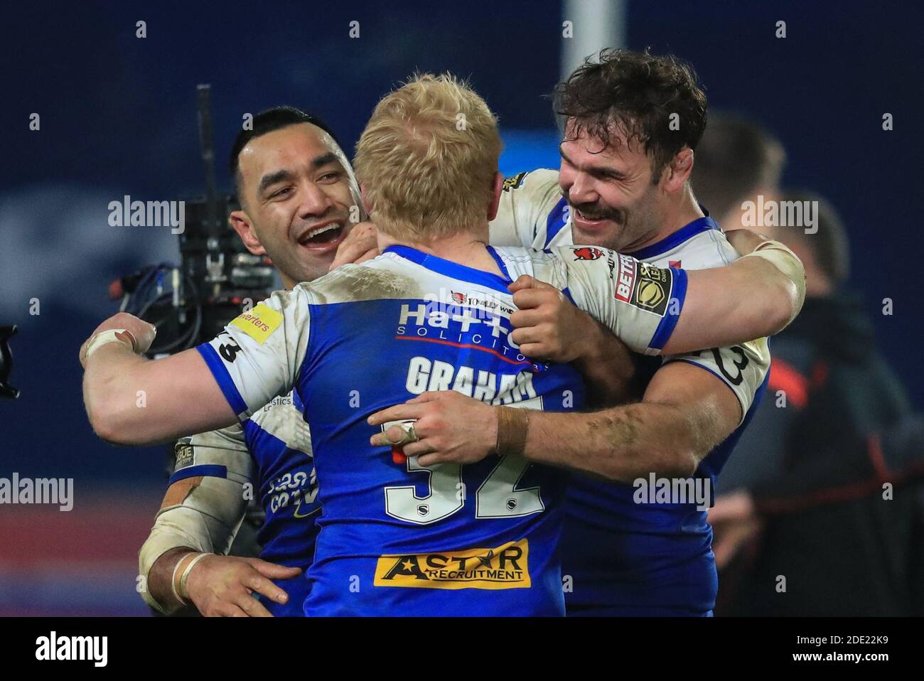 Alex Walmsley (8) of St Helens and James Graham (32) of St Helens ...