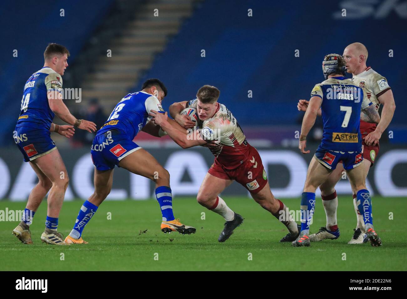 Morgan Smithies (16) of Wigan Warriors breaks the line Stock Photo - Alamy