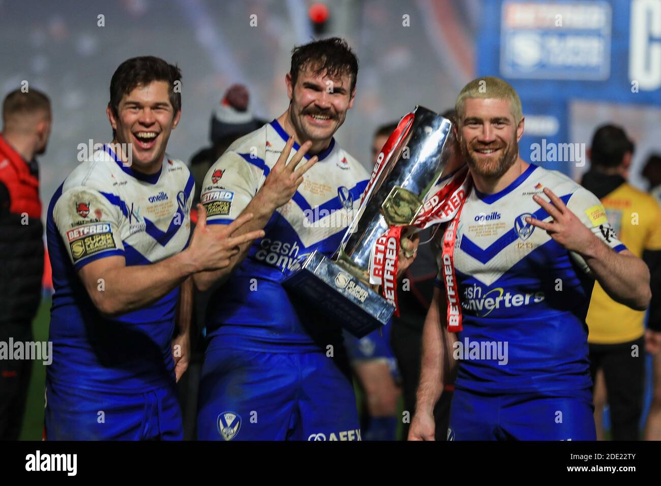 Louie McCarthy-Scarsbrook (13) of St Helens (L) Alex Walmsley (8) of St ...