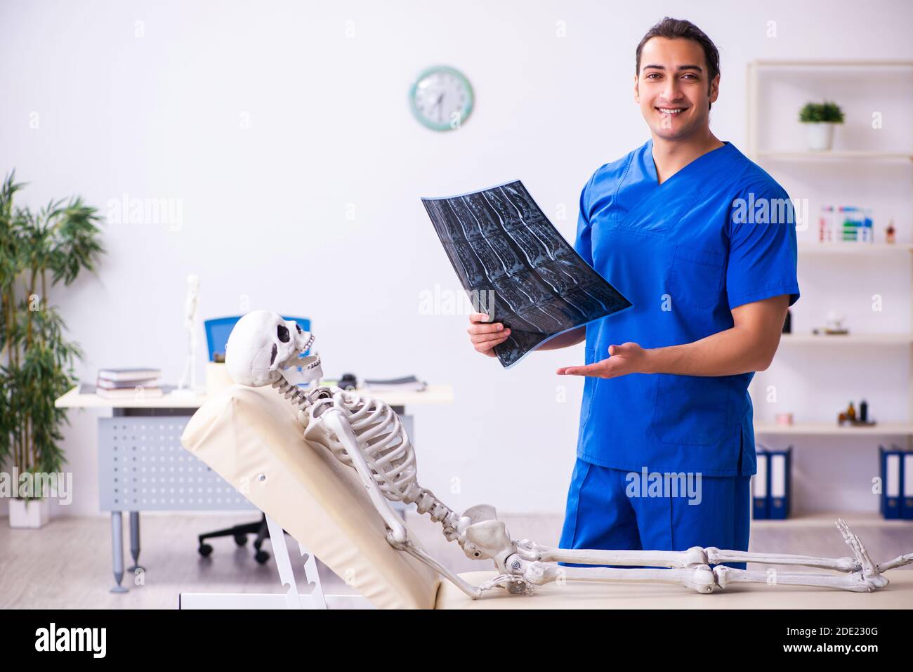 Male radiologist doctor and skeleton patient Stock Photo - Alamy