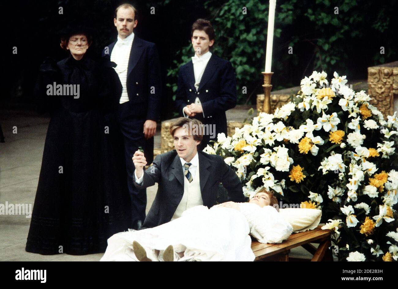 Ralph Fiennes (Romeo - holding poison), Sarah Woodward (Juliet ...