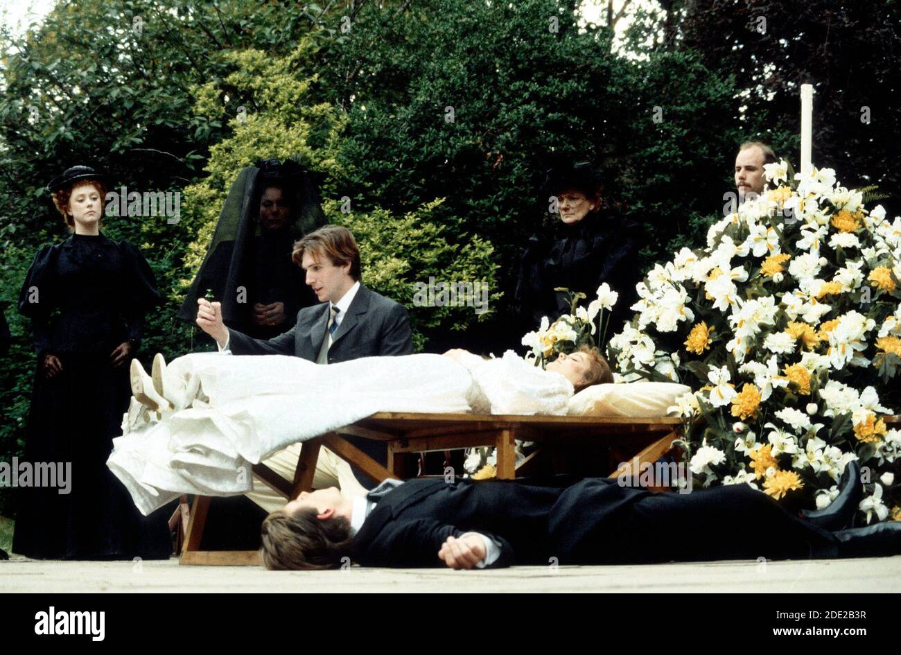 Ralph Fiennes (Romeo - holding poison), Sarah Woodward (Juliet ...