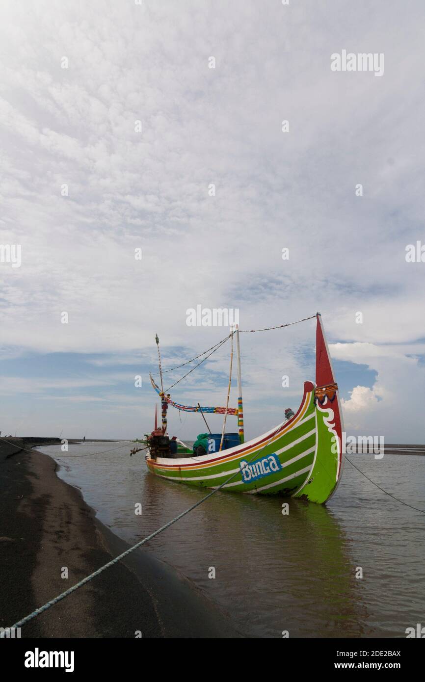 Traditional boat design hi-res stock photography and images - Alamy