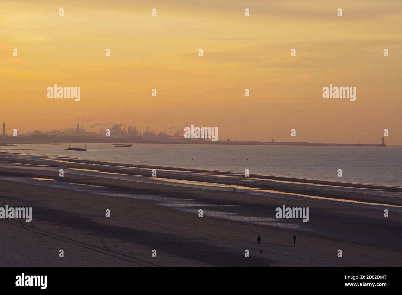 Dunkirk beach hi-res stock photography and images - Alamy