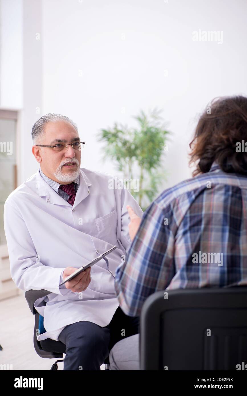 Doctor visiting patient in the hospital ward Stock Photo - Alamy