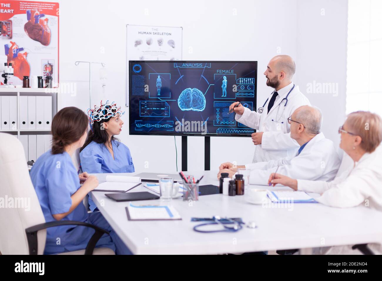 Female scientist meeting screen hi-res stock photography and images - Alamy