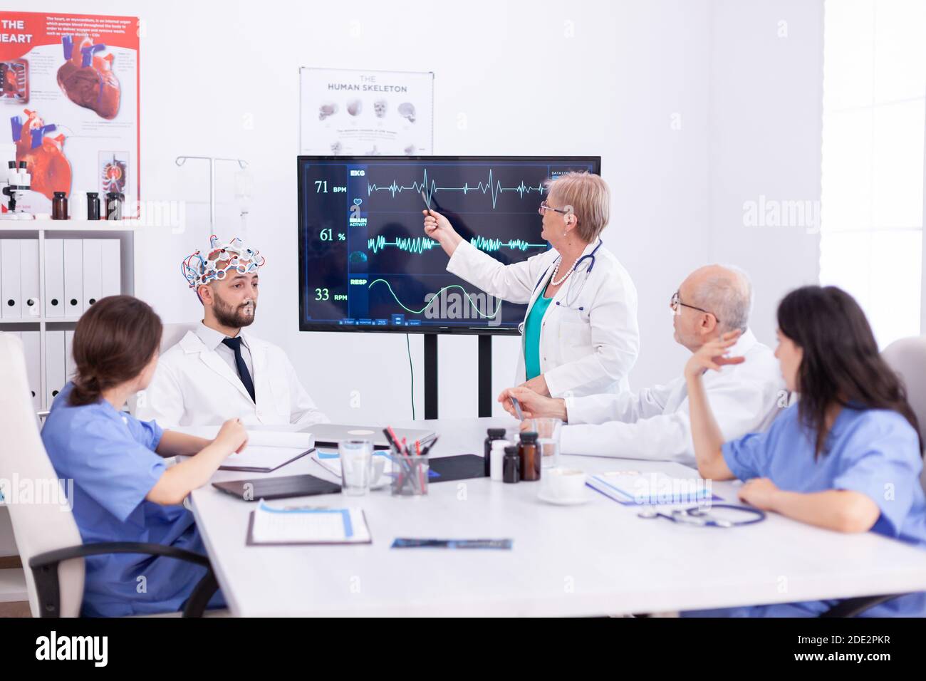 Female scientist discussing about brain waves with hospital medical ...