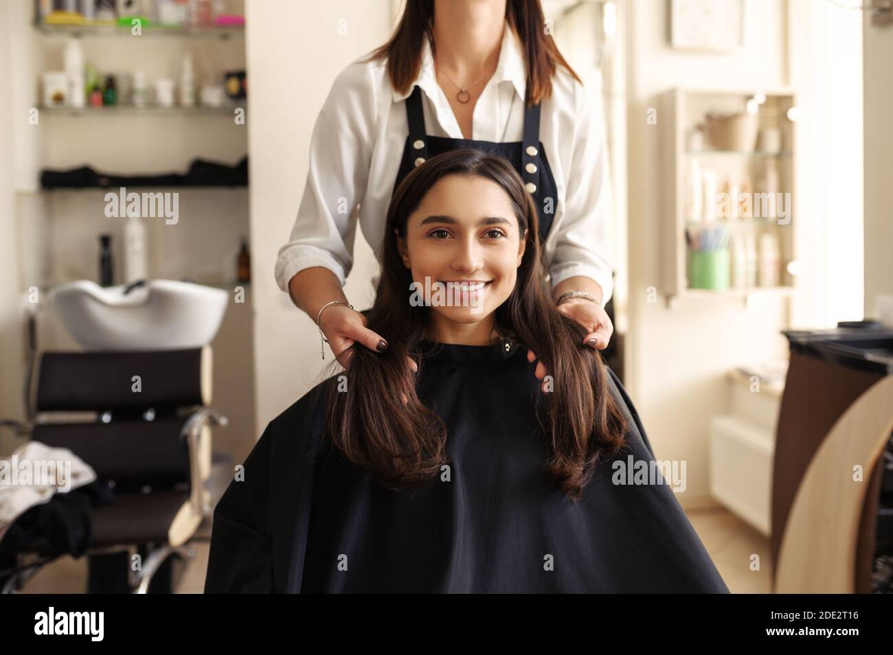 Hairdresser and customer in hairdressing salon Stock Photo - Alamy