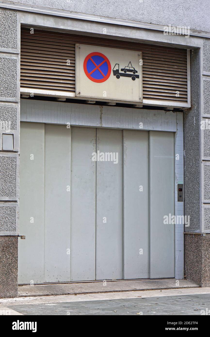 Closed door elevator car hi-res stock photography and images - Alamy