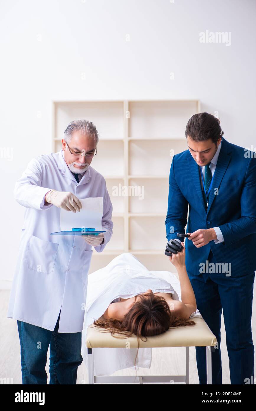 Police coroner examining dead body corpse in the morgue Stock Photo - Alamy