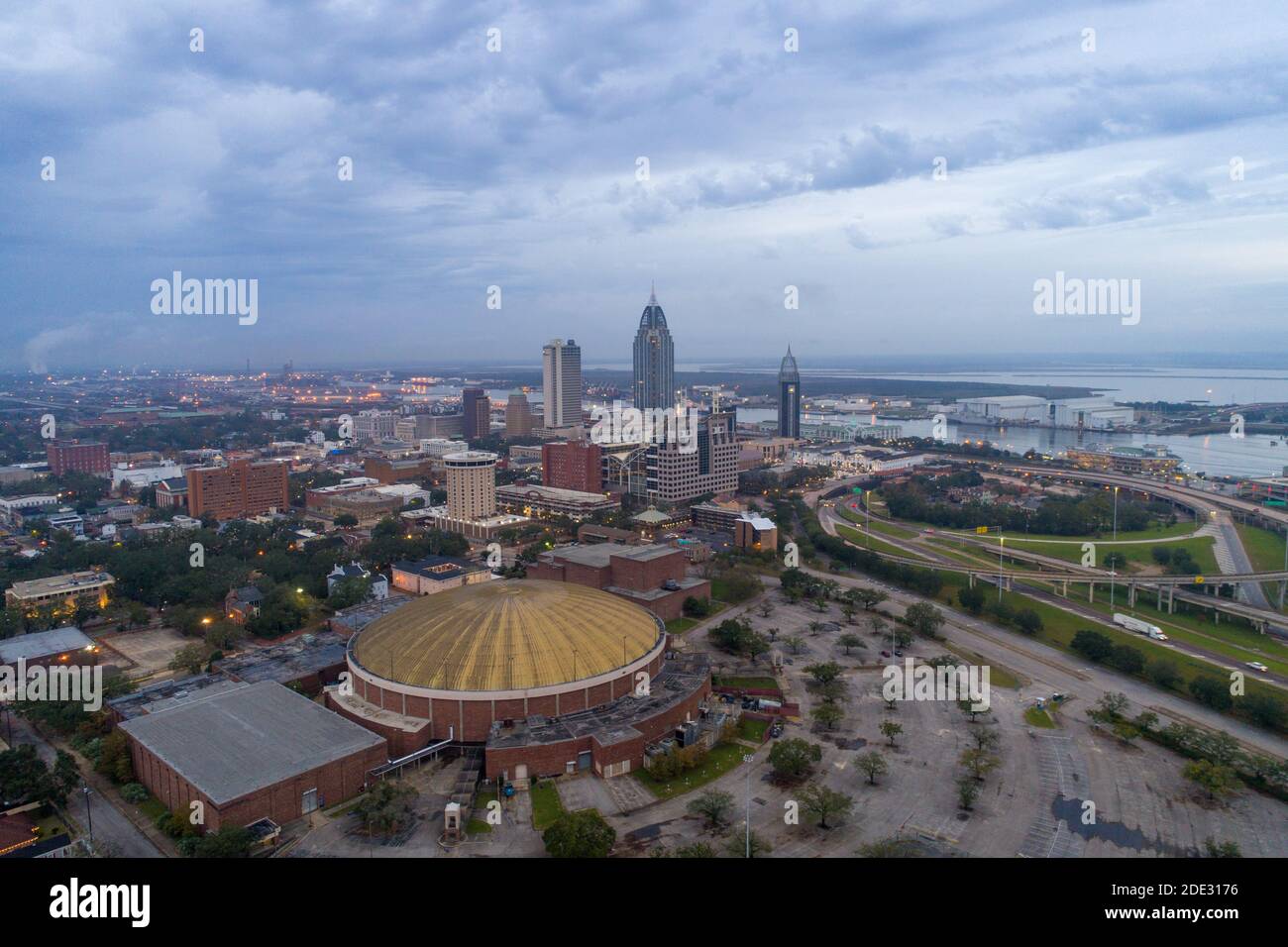 Rain downtown office tower hi-res stock photography and images - Alamy
