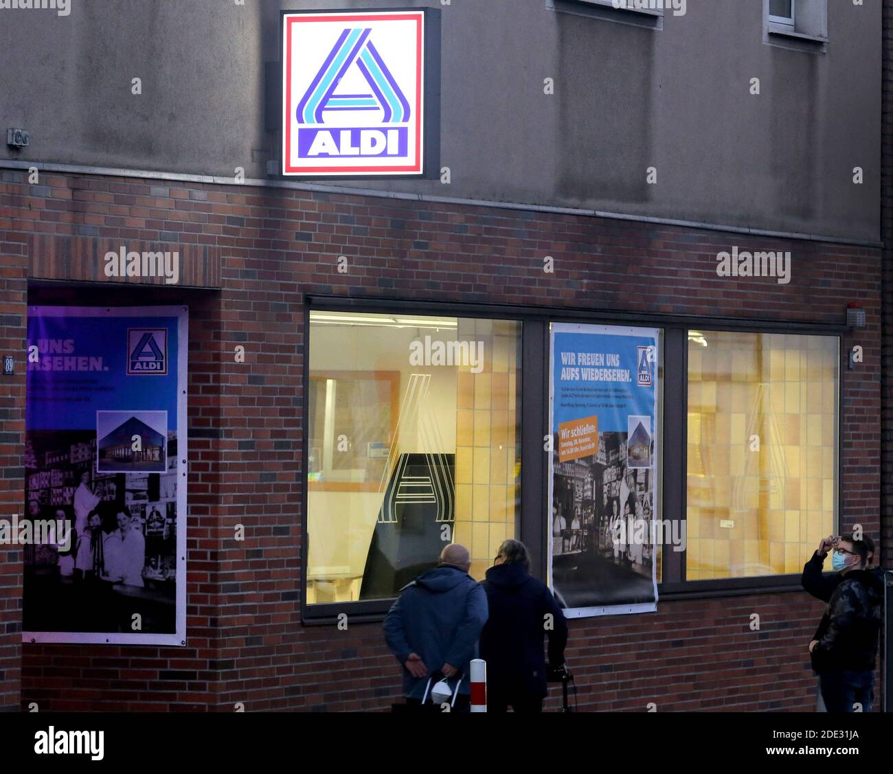 Essen, Germany. 28th Nov, 2020. Passers-by look into the oldest and now ...