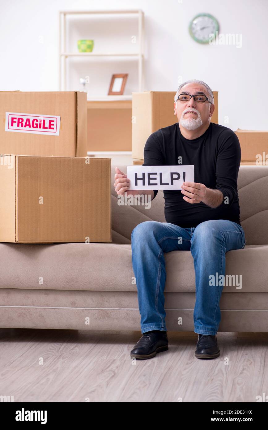 Old professional mover doing home relocation Stock Photo - Alamy
