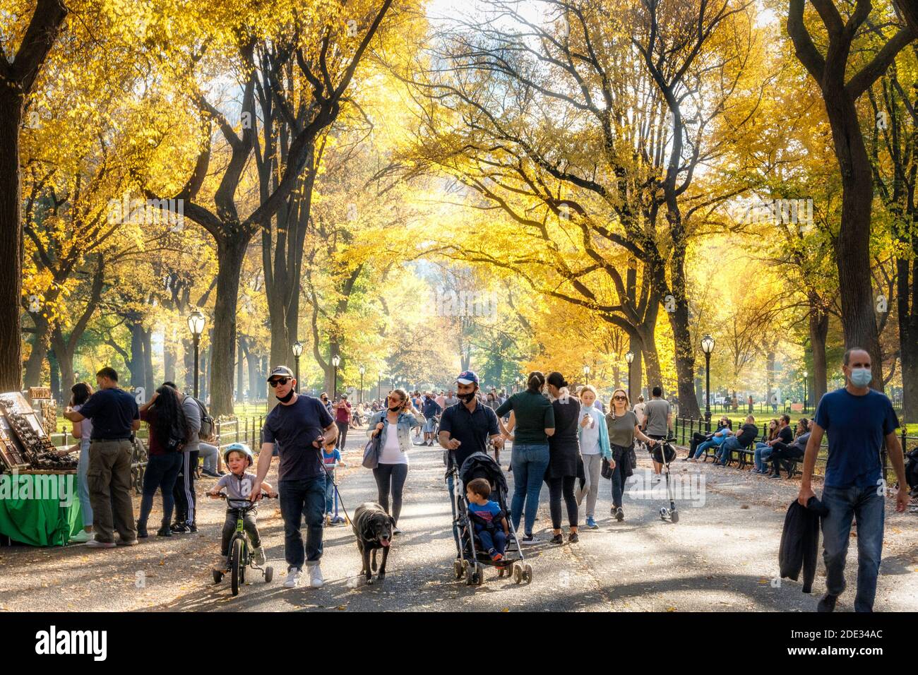 Nyc people walk hi-res stock photography and images - Alamy