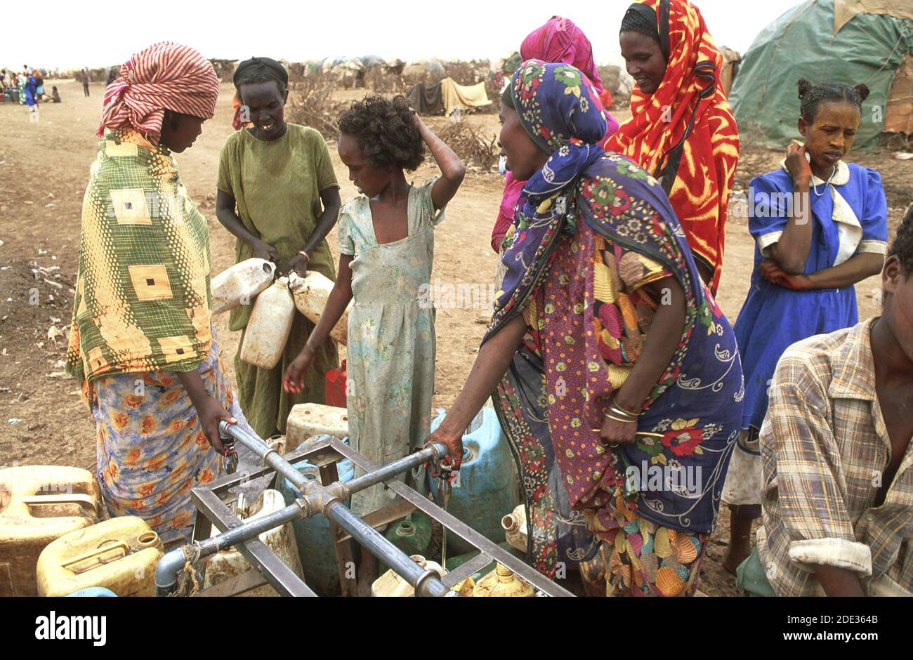 Women ethiopia collecting water hi-res stock photography and images - Alamy