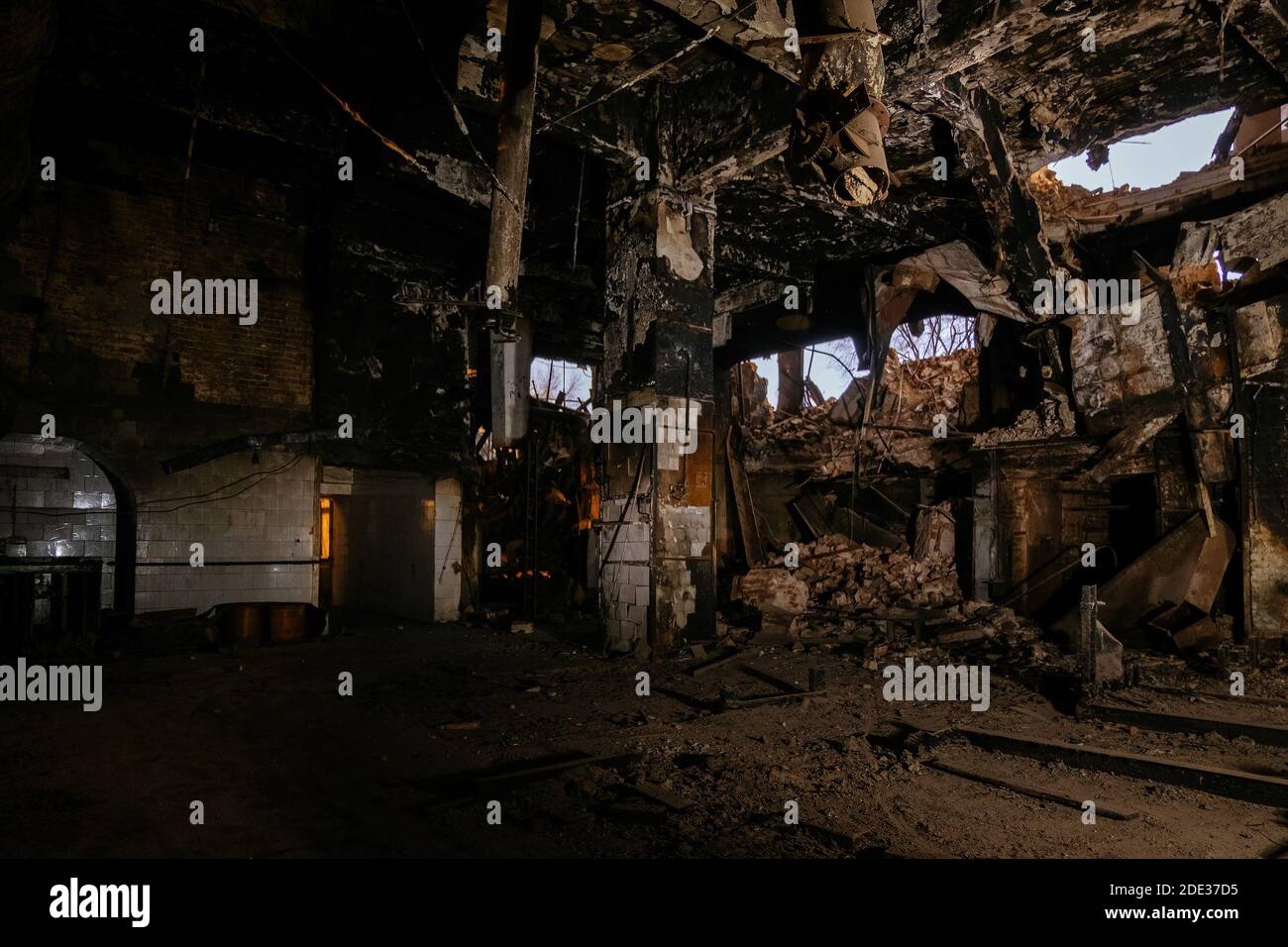 Earthquake safety door hi-res stock photography and images - Alamy