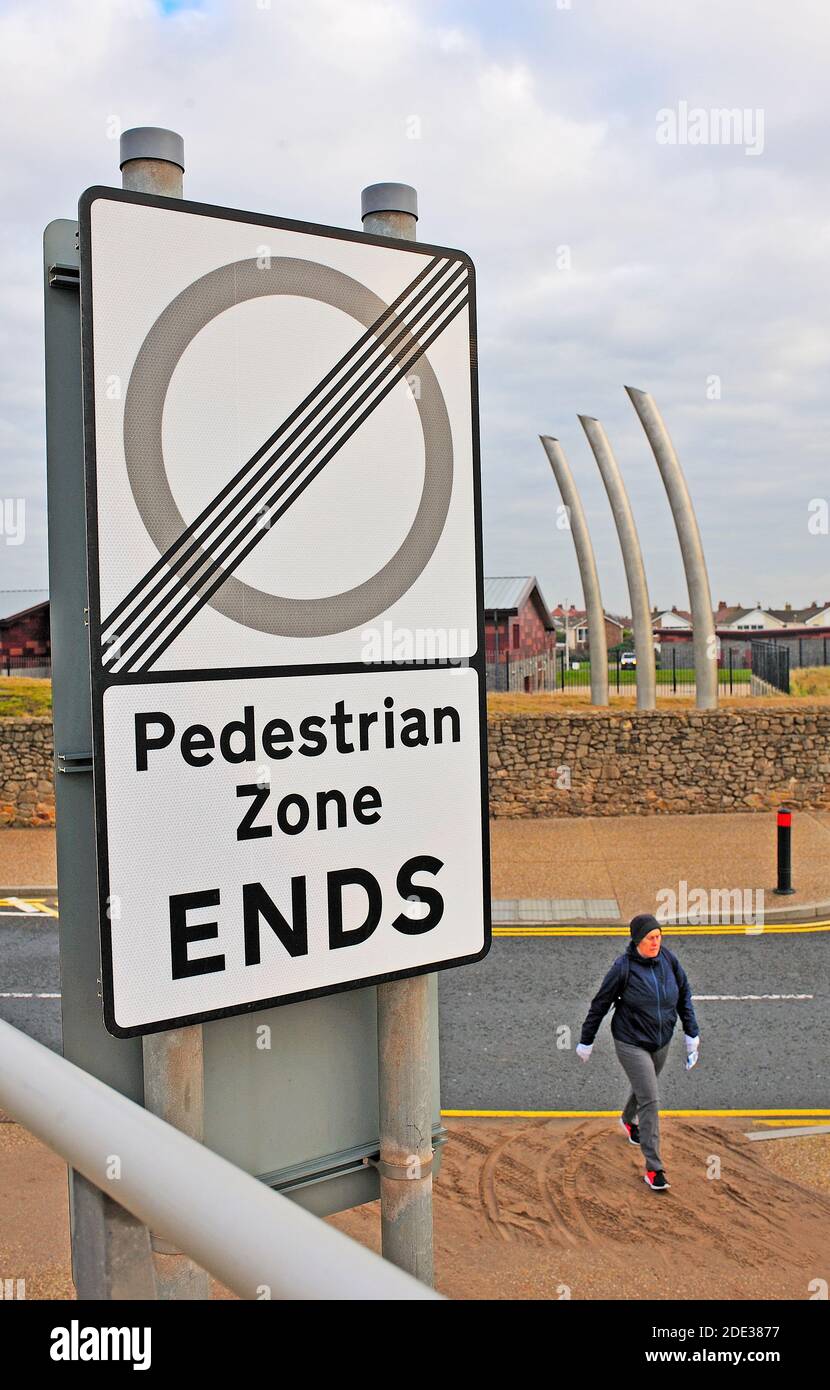 Road ends sign hi-res stock photography and images - Alamy