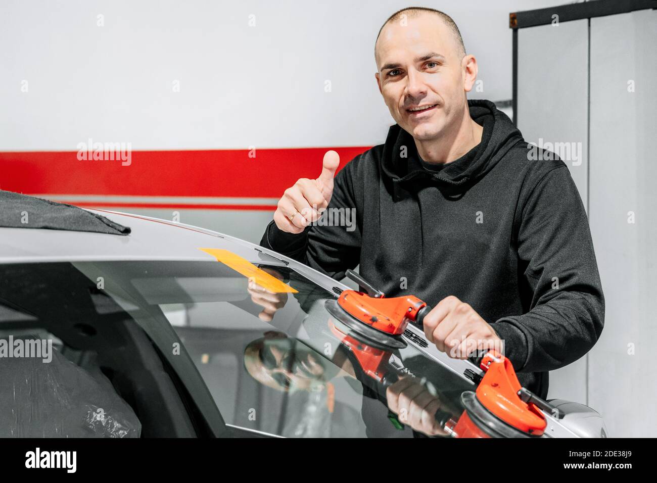 Mechanic windscreen hi-res stock photography and images - Alamy