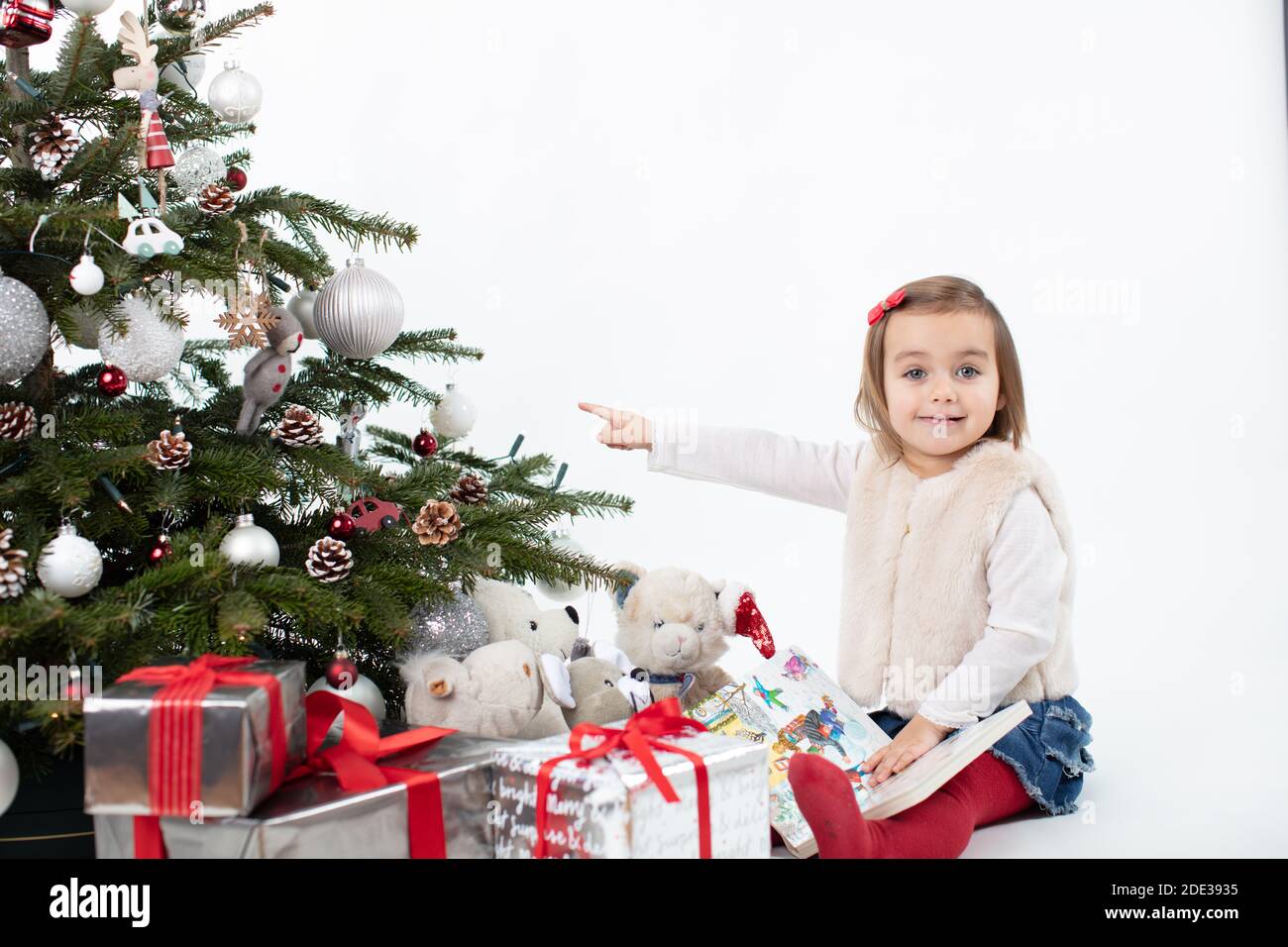Finger pointing to tree hi-res stock photography and images - Alamy