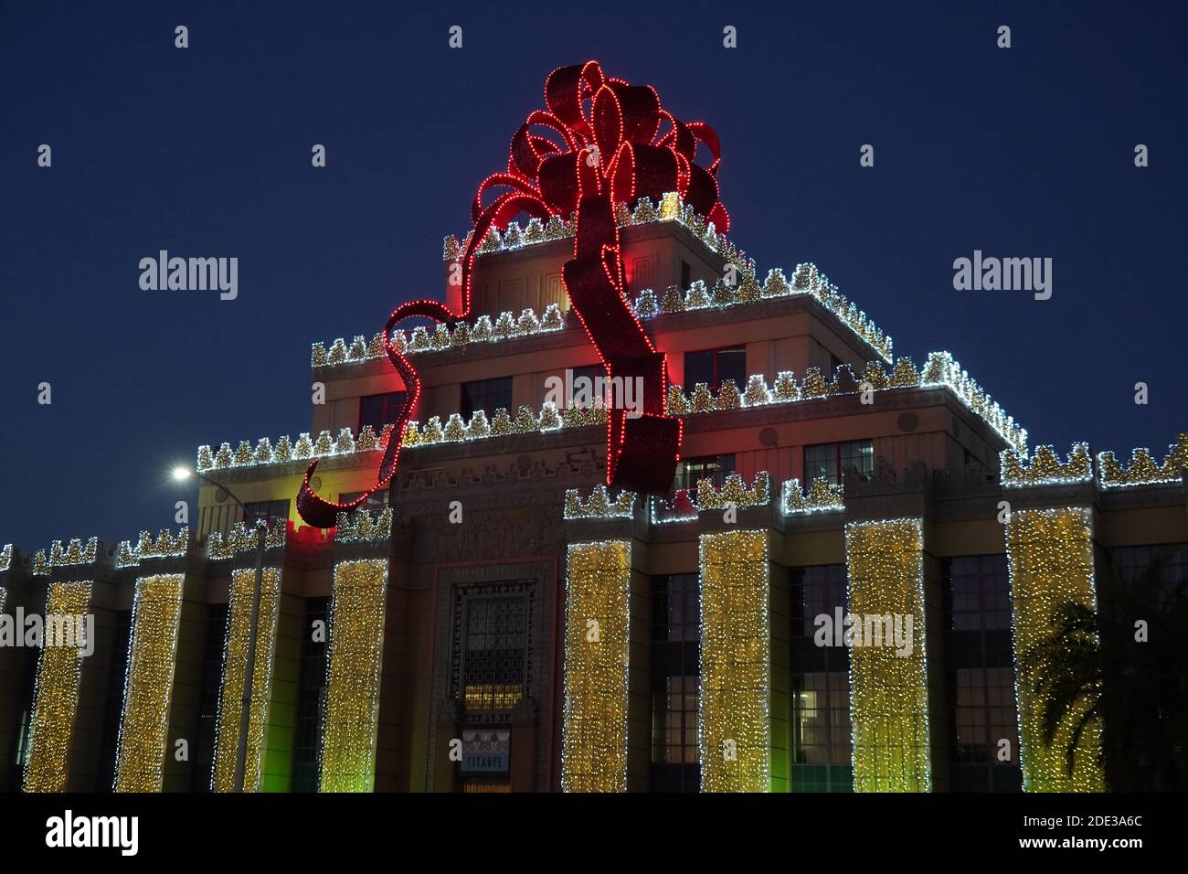 Los Angeles, United States. 24th Nov, 2020. A Christmas bow atop the ...